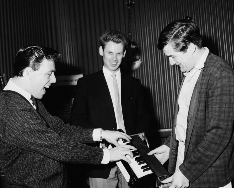 Vic Flick, Guitarist Who Performed the James Bond Theme Song, Dies at 87